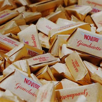 Gianduiotto classico Novi da 1 kg offerta | Acquadro Dolciumi